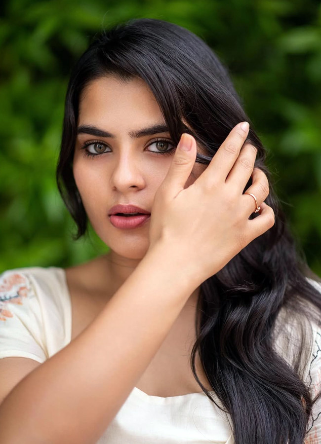 బలగం బ్యూటీ.. చాలా హాట్ గురూ! | Balagam movie beauty kavya kalyanram is looking very hot | Sakshi